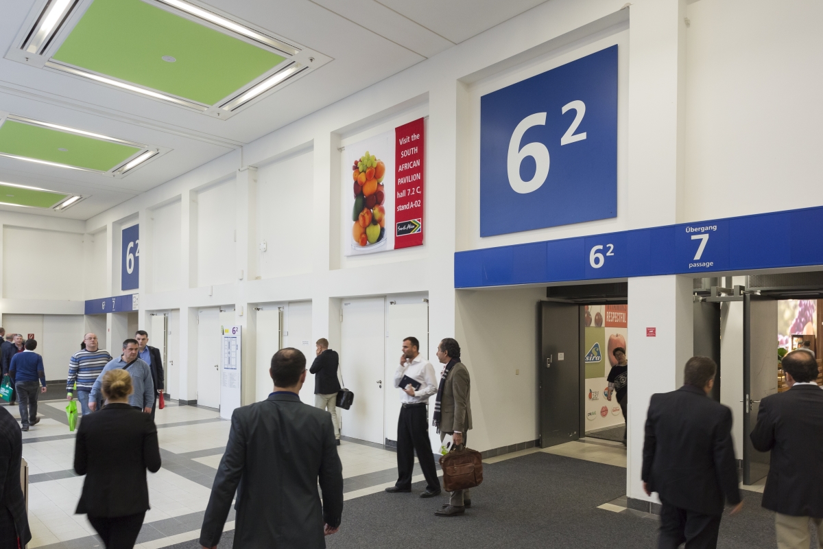 59 Div. Eingangsbanner Hallen 5.2a und 6.2a - MB Capital Services GmbH